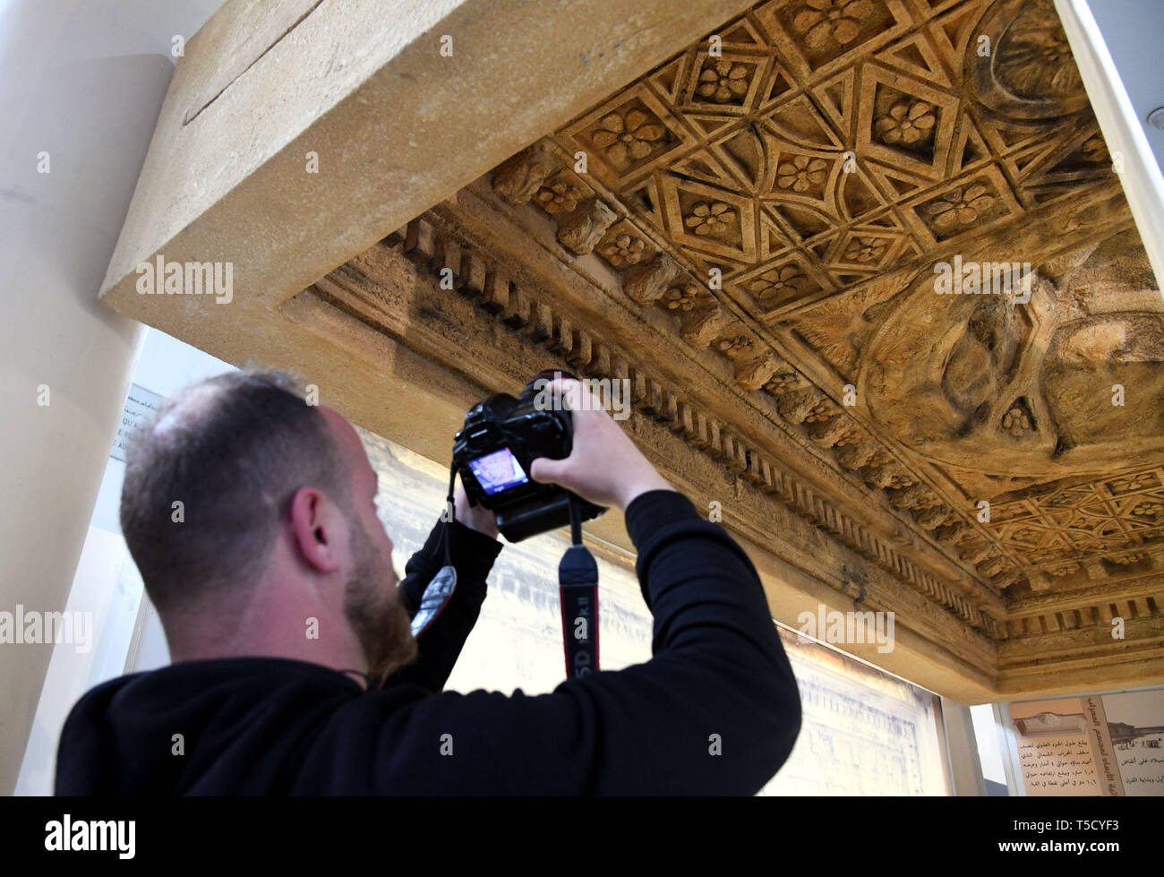 (190424) -- SYRIA, April 24, 2019 (Xinhua) -- A man takes photos of the ...