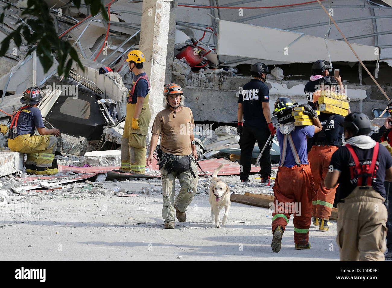 Beijing, Philippines. 23rd Apr, 2019. Rescuers search for victims at a ...