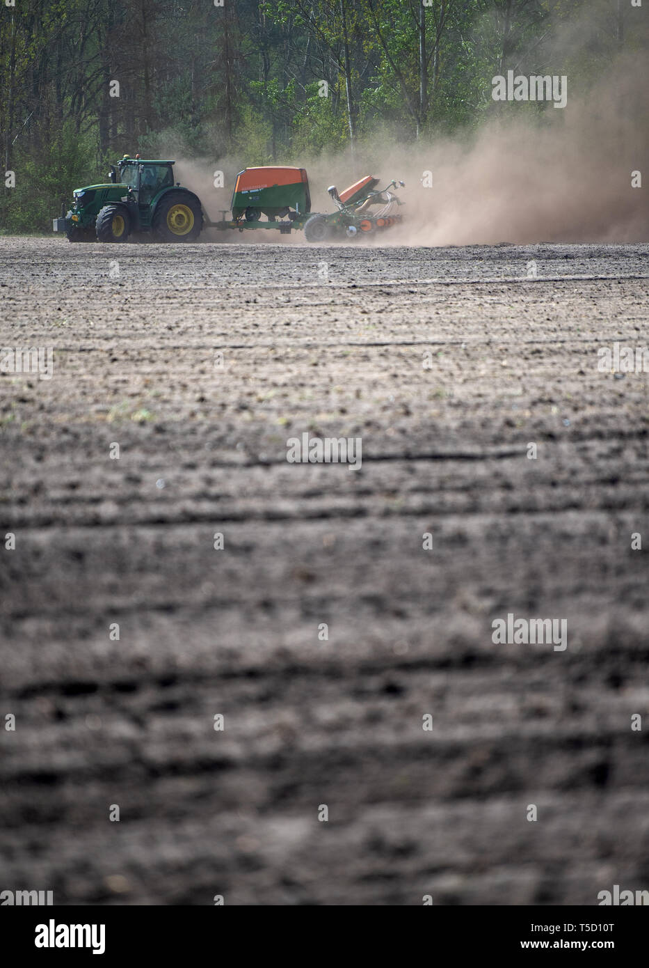 Wandlitz, Germany. 24th Apr, 2019. A farmer drives over a dry field ...
