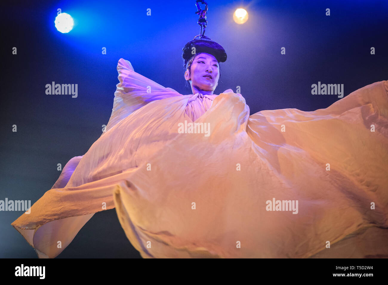 Hair hang and circus hi-res stock photography and images - Alamy