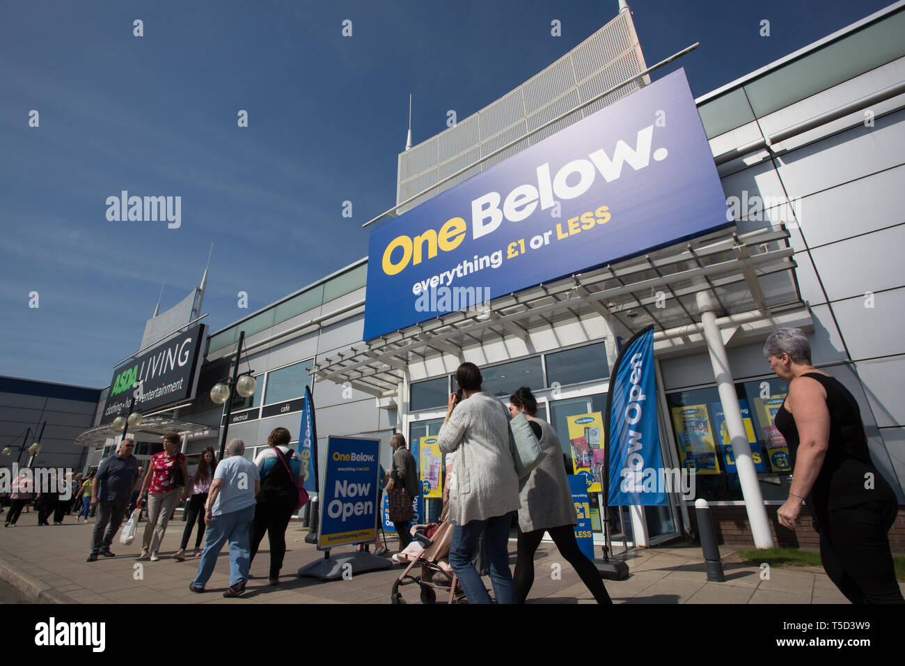 Shopping park hi-res stock photography and images - Alamy