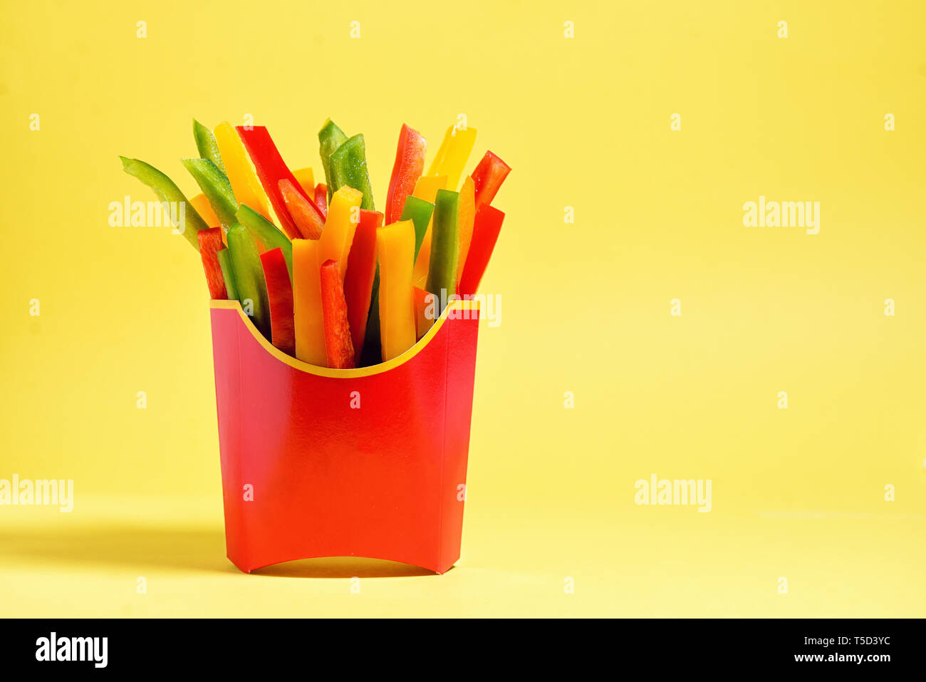 Paper lunch boxes with fresh raw bell peppers Stock Photo - Alamy