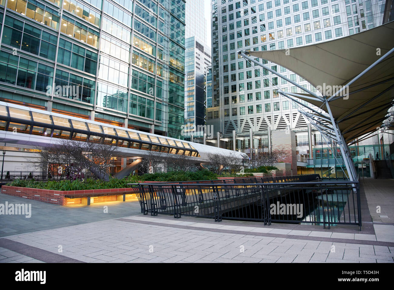 Early evening view of Adam's Place Bridge, Canary Wharf, London Stock ...
