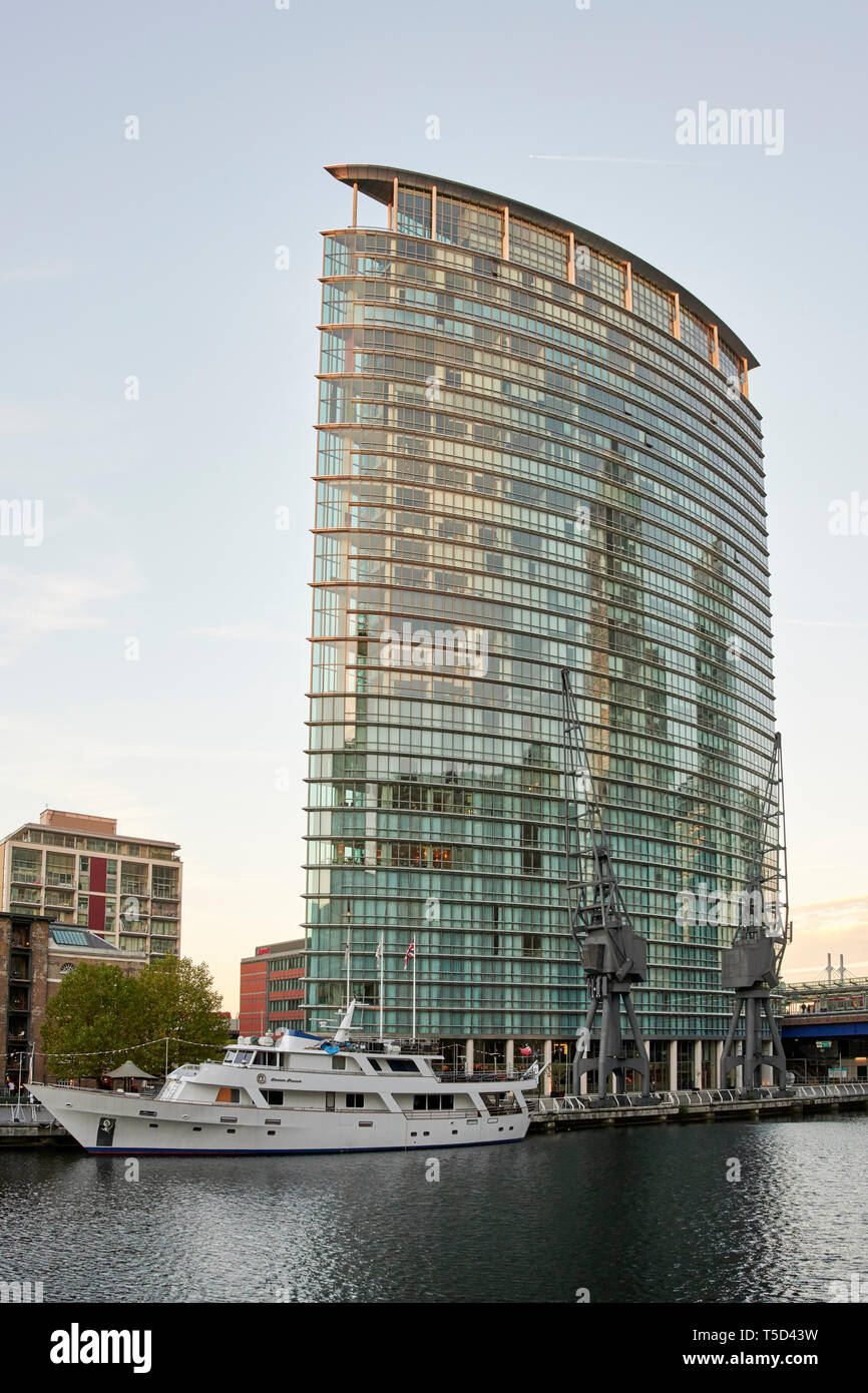 London luxury waterfront hotel hi-res stock photography and images - Alamy