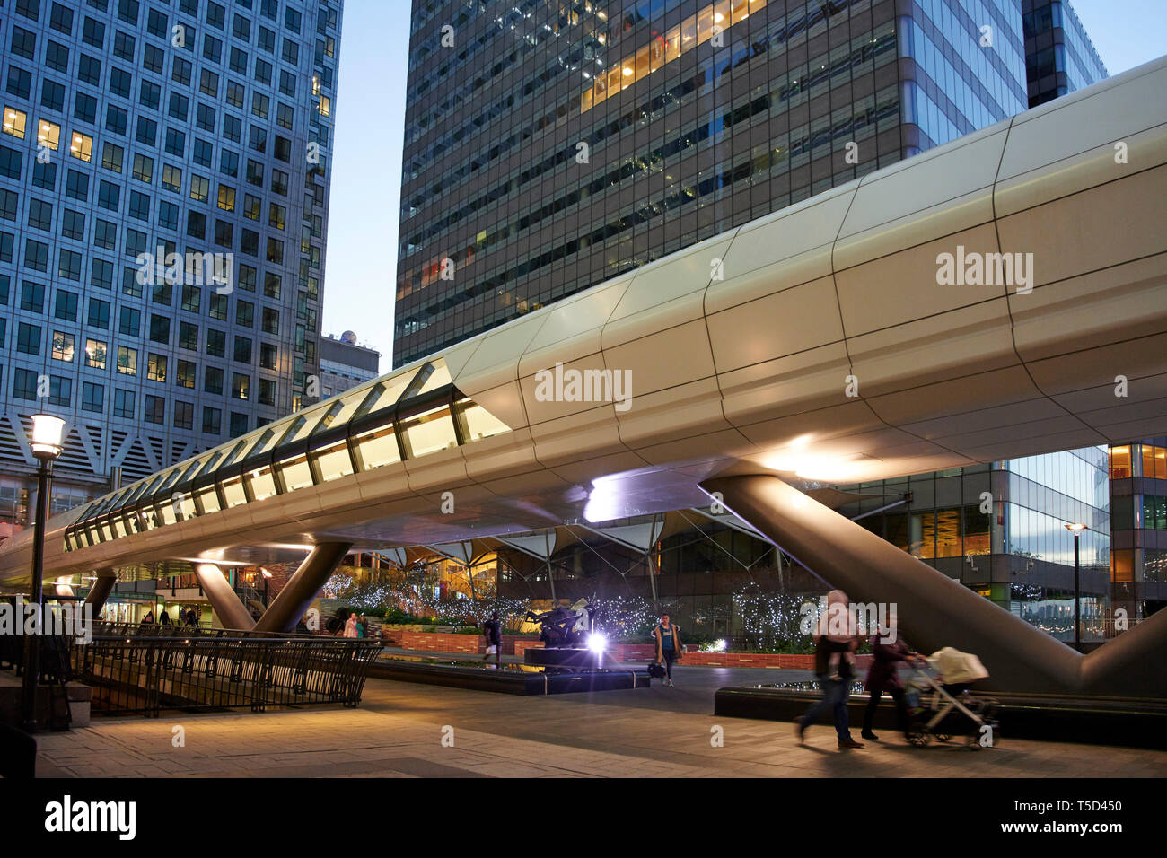 Early evening view of Adam's Place Bridge, Canary Wharf, London Stock ...