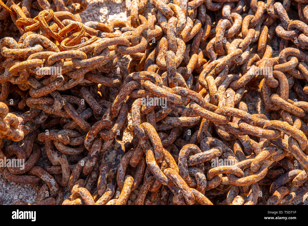detail photo of an old rusty chain on a boat Stock Photo - Alamy