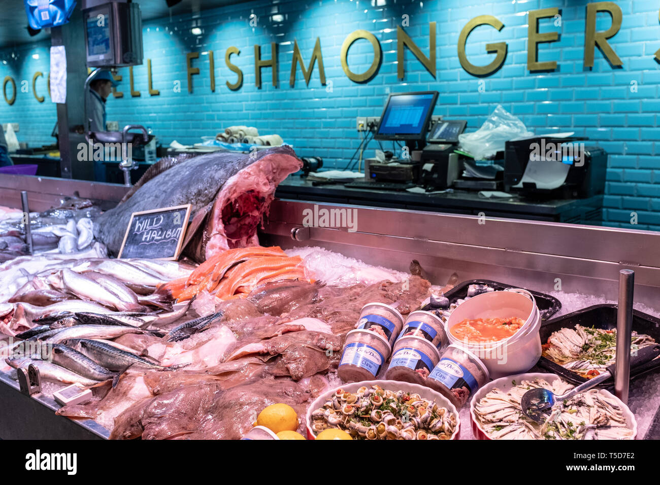 Covered fresh fish market hi-res stock photography and images - Alamy