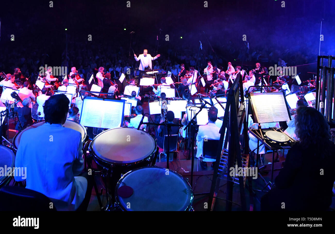 Conductor Michael Seal conducts the City of Birmingham, Symphony ...