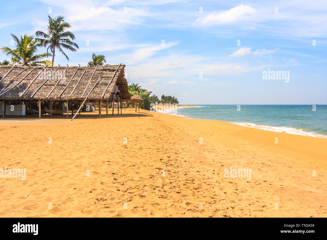 Tropical straw roof hut hi-res stock photography and images - Alamy