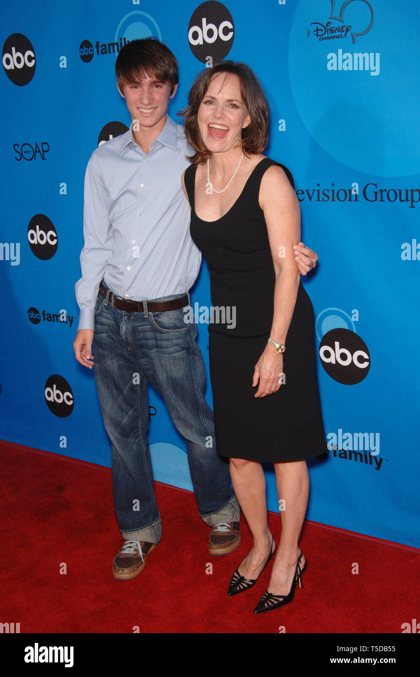 Sally field family hi-res stock photography and images - Alamy