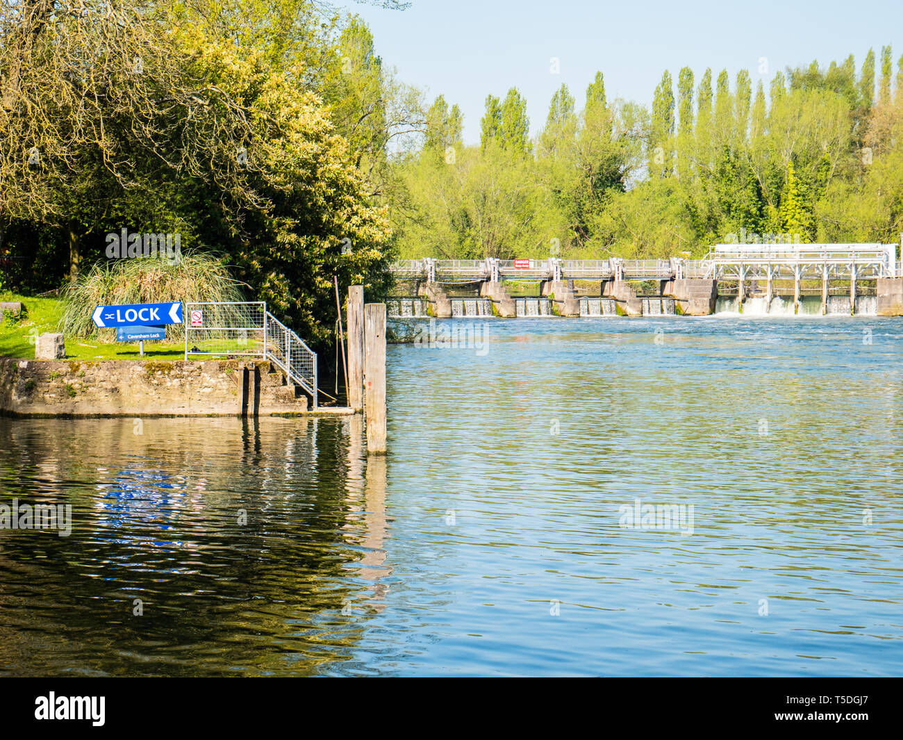 Reading uk caversham lock hi-res stock photography and images - Alamy