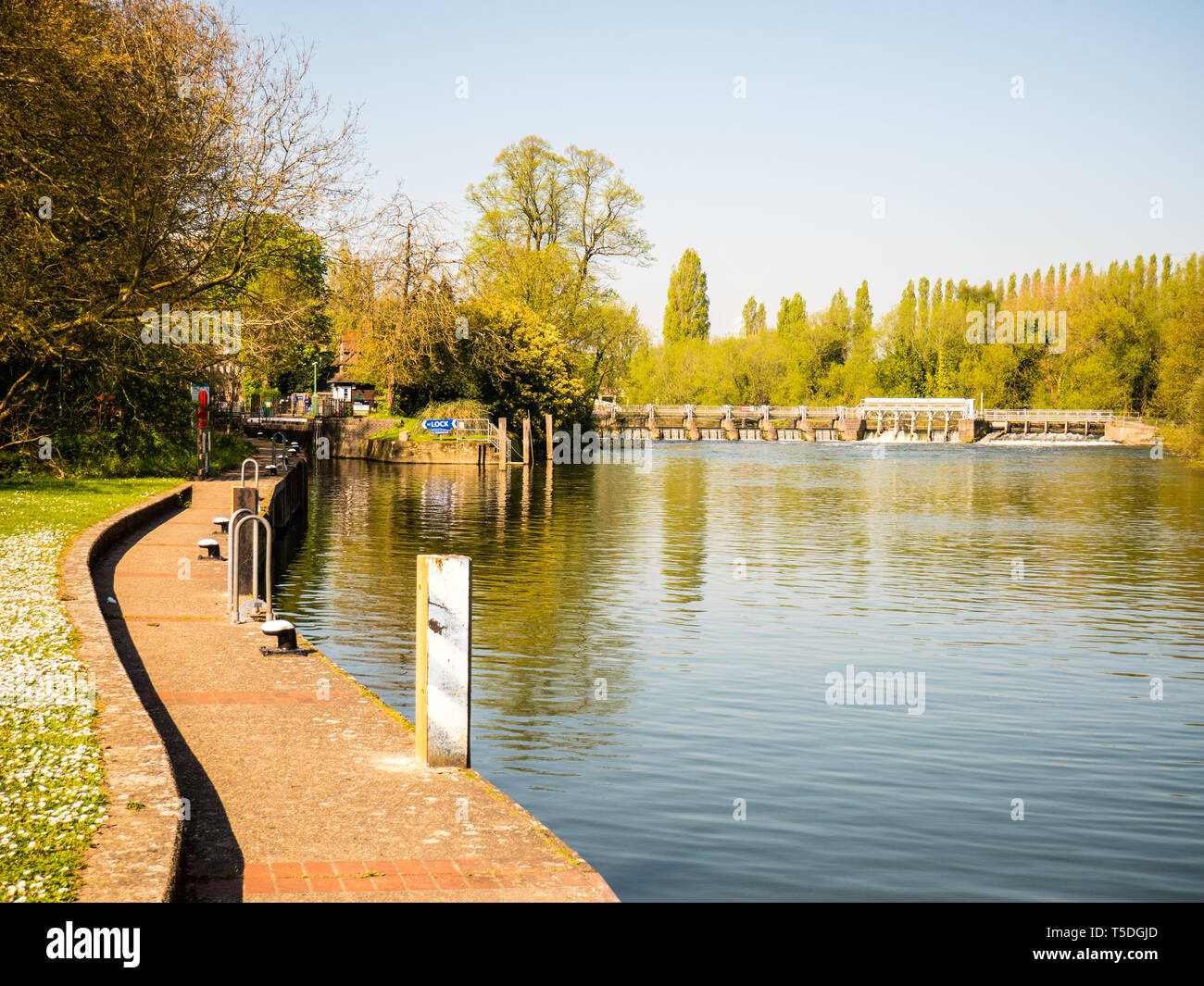 Reading uk caversham lock hi-res stock photography and images - Alamy