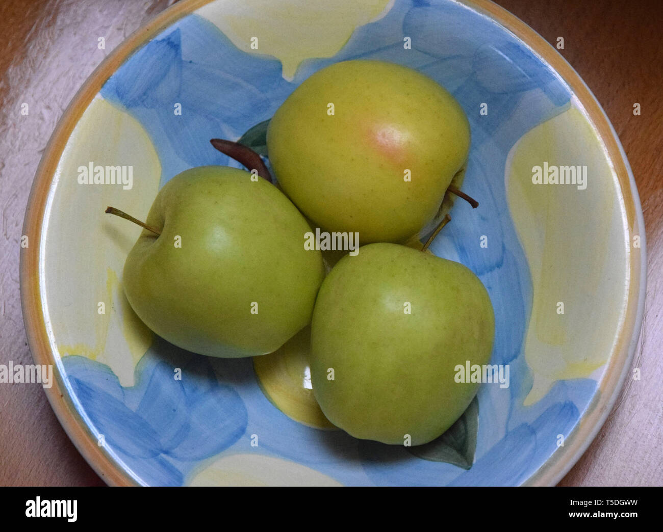 Three golden apples hi-res stock photography and images - Alamy