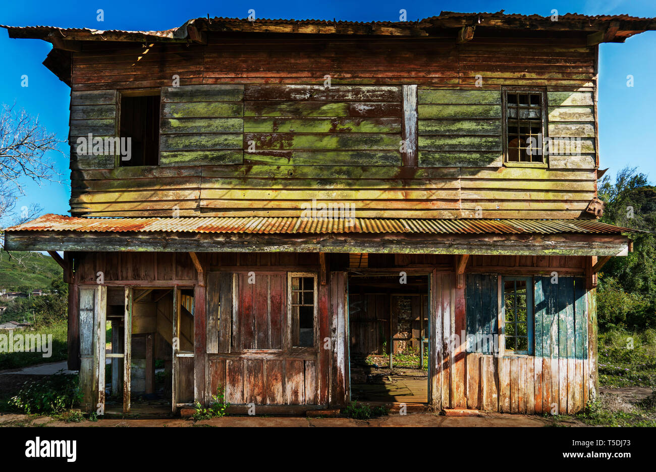 Old rotten timber house hi-res stock photography and images - Alamy