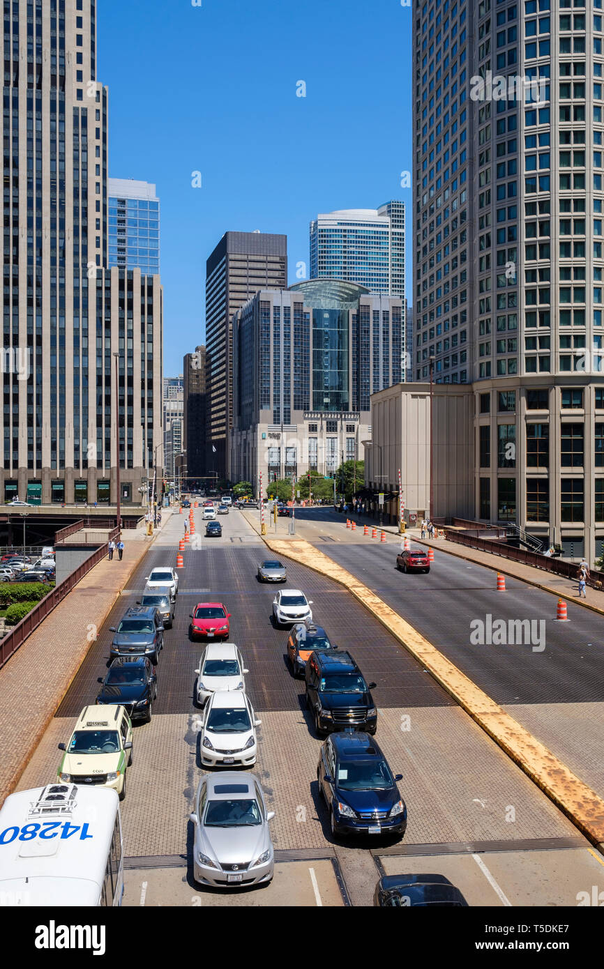 Traffic at Columbus Drive Bridge in Downtown Chicago Stock Photo - Alamy