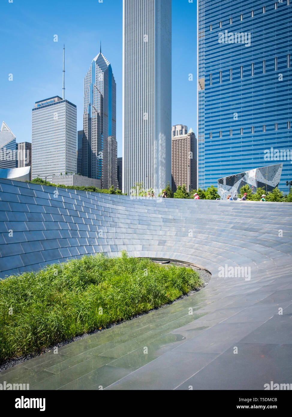 Frank gehry chicago bridge hi-res stock photography and images - Alamy