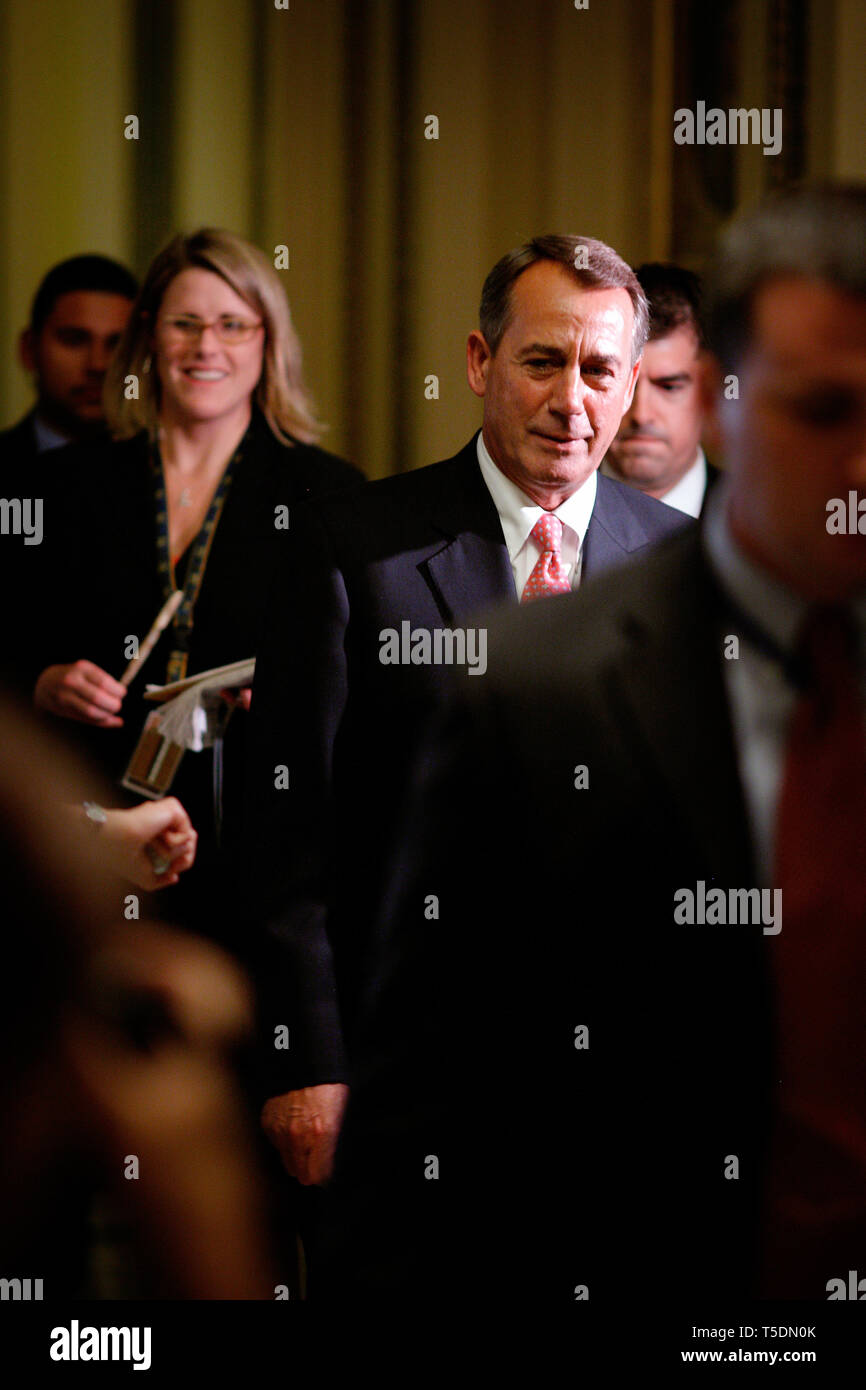The liffe inn the US Senate. Portraits of the dongs insidee the US ...