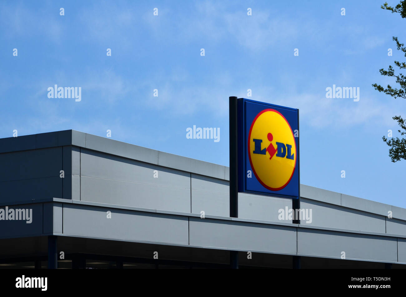 Lidl supermarket scotland hi-res stock photography and images - Alamy