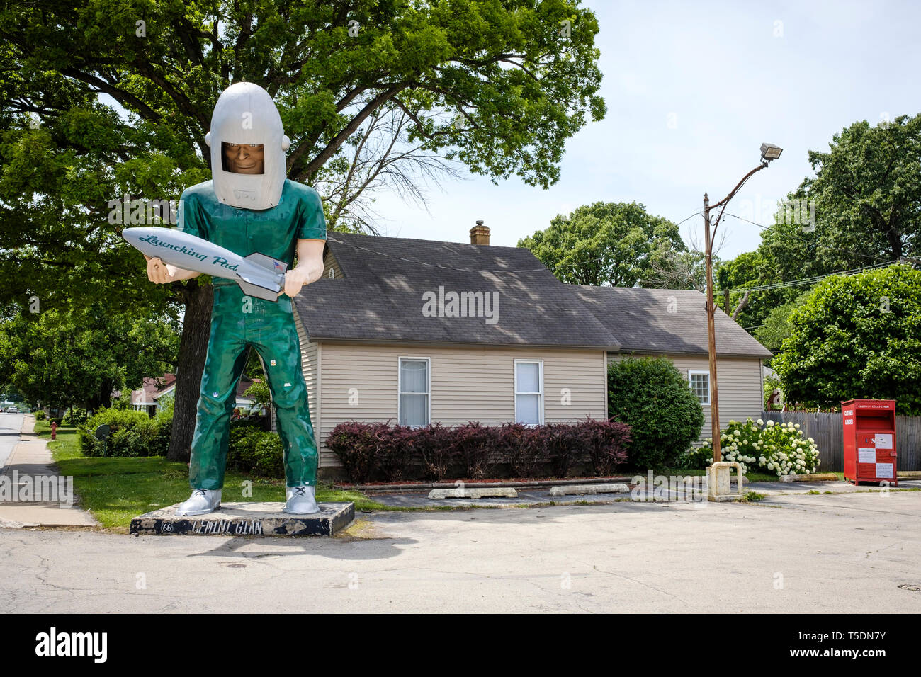 Muffler man statue hi-res stock photography and images - Alamy