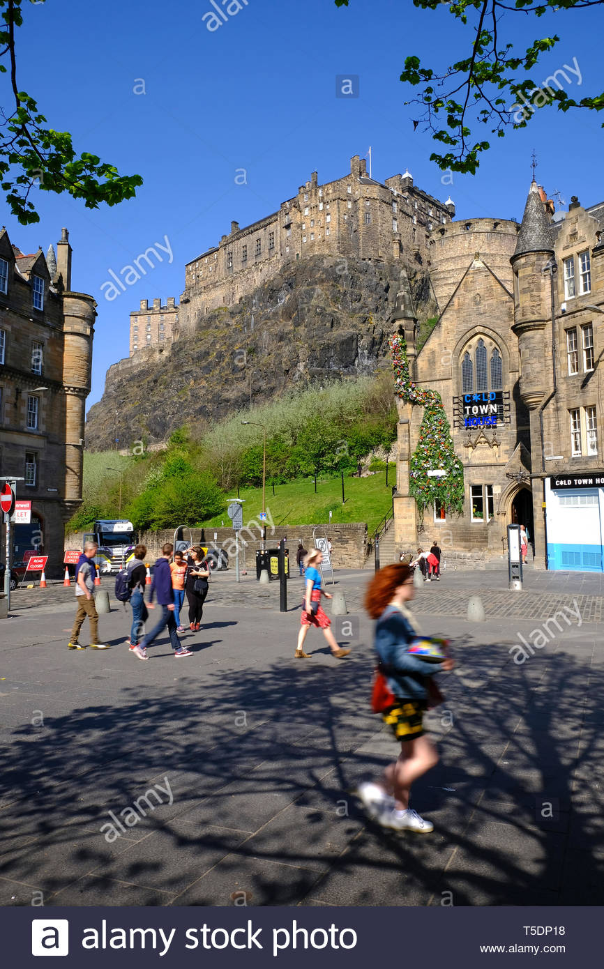 Grassmarket area, with a view of Edinburgh Castle, Edinburgh, Scotland ...