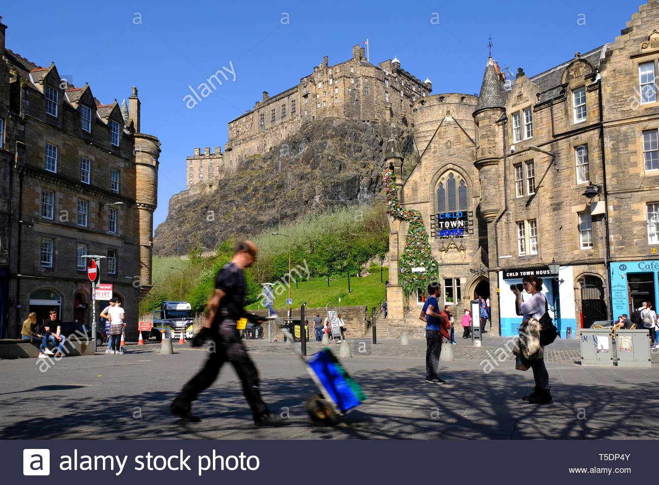 Grassmarket area, with a view of Edinburgh Castle, Edinburgh, Scotland ...
