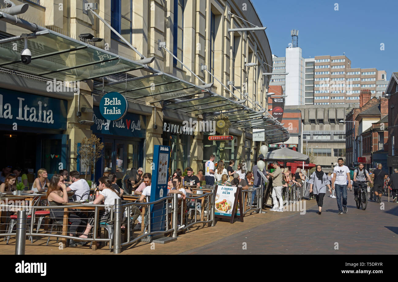 Foreman Street, outdoor seating restaurants & bars, in Nottingham Stock ... Foreman Street, outdoor seating restaurants & bars, in Nottingham Stock ...