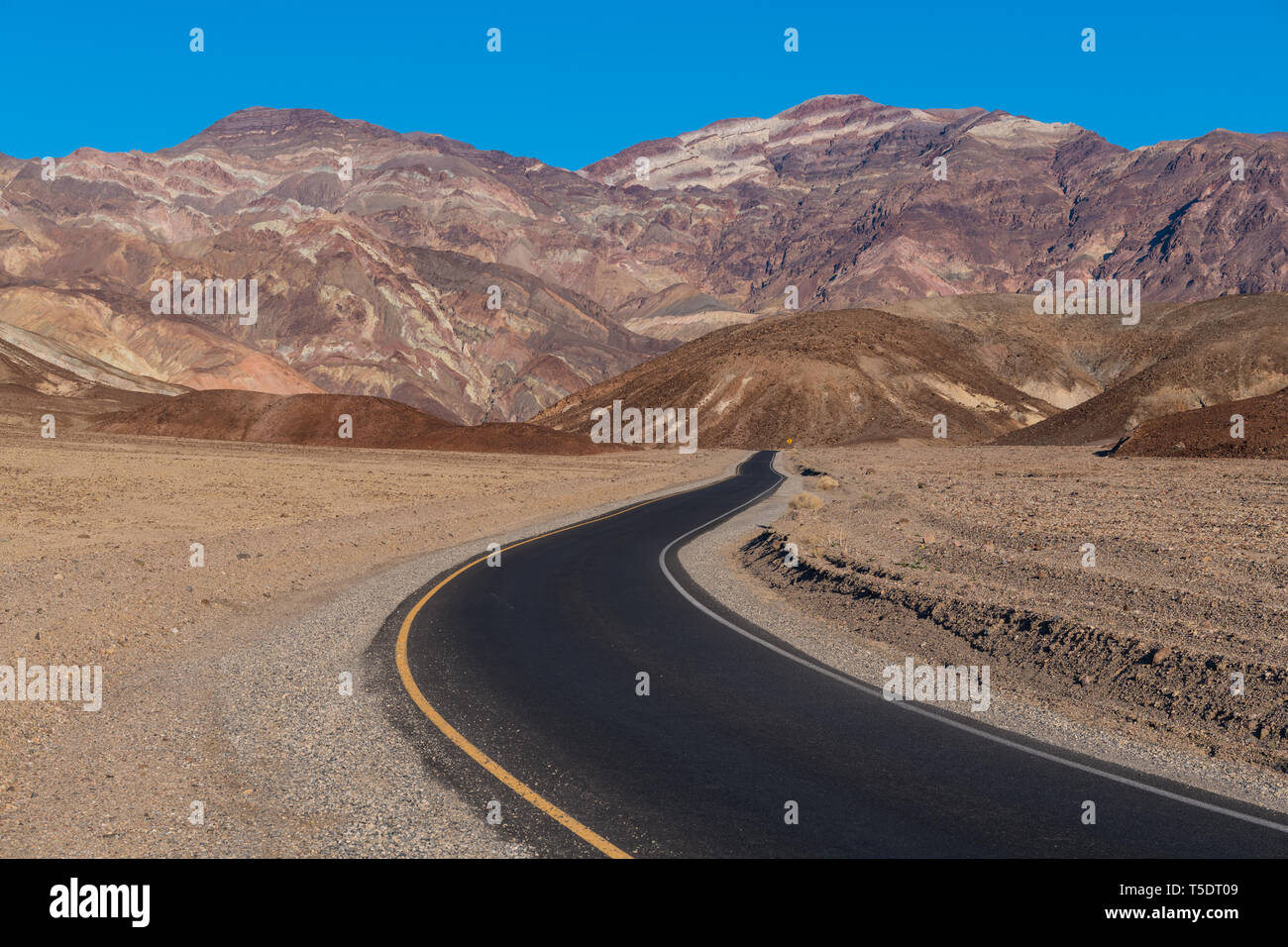Highway through high desert hi-res stock photography and images - Alamy