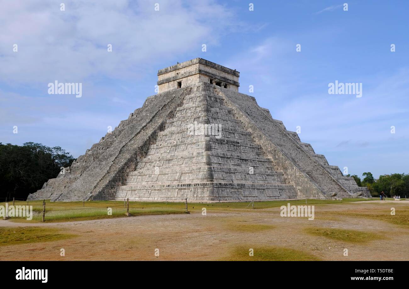 Pyramid El Castillo, Mayan city of Chichen Itza, Yucatan, Mexico Stock ...