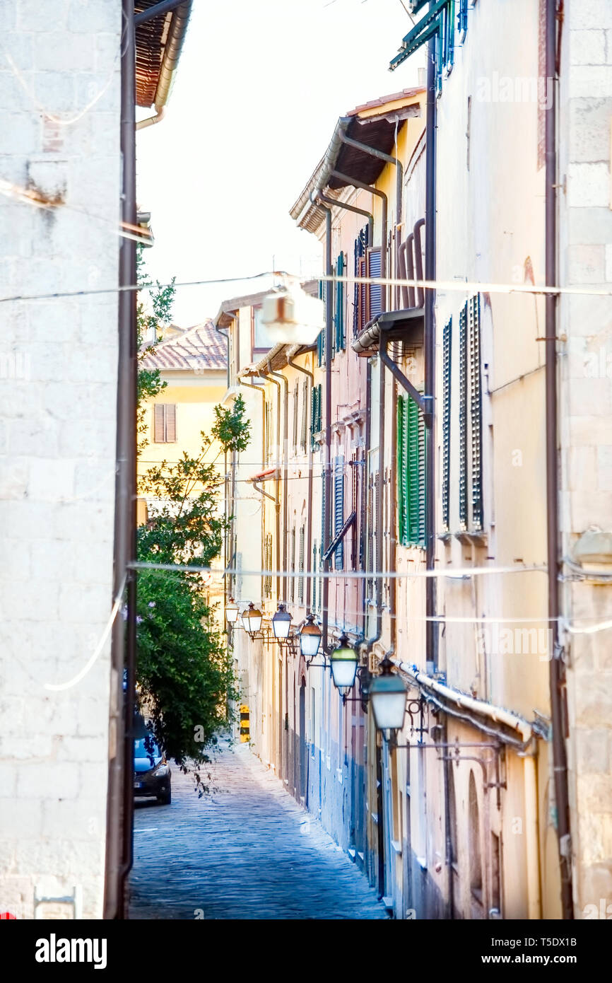 Typical Italian alleyway and row of narrow houses Stock Photo - Alamy