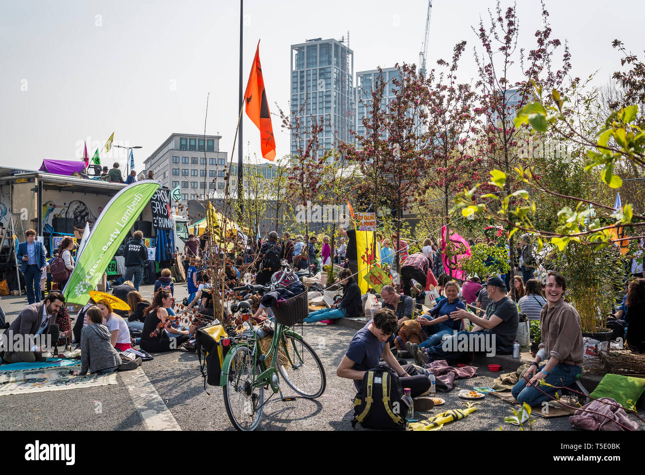 Extinction Rebellion protest on Waterloo Bridge, Protestors chilling ...
