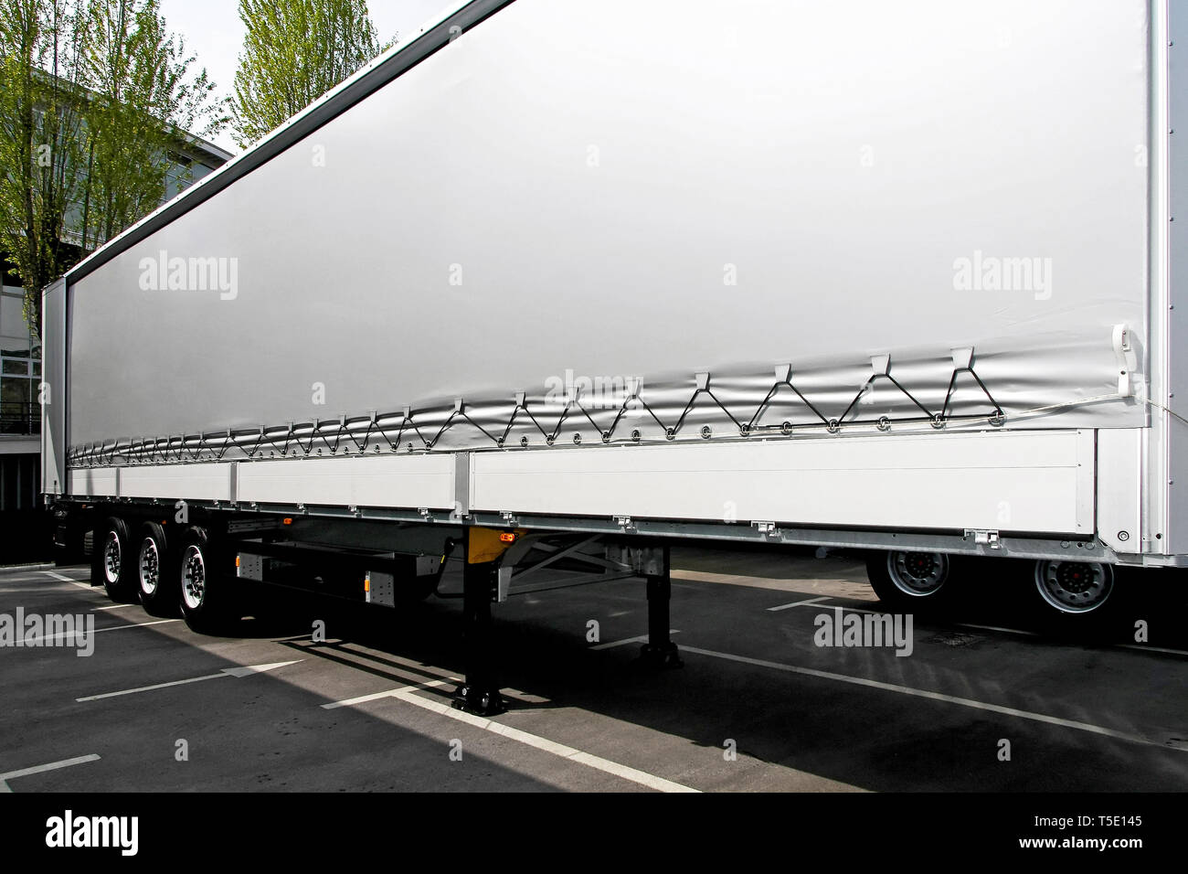 Semi trailer and towing truck hi-res stock photography and images - Alamy