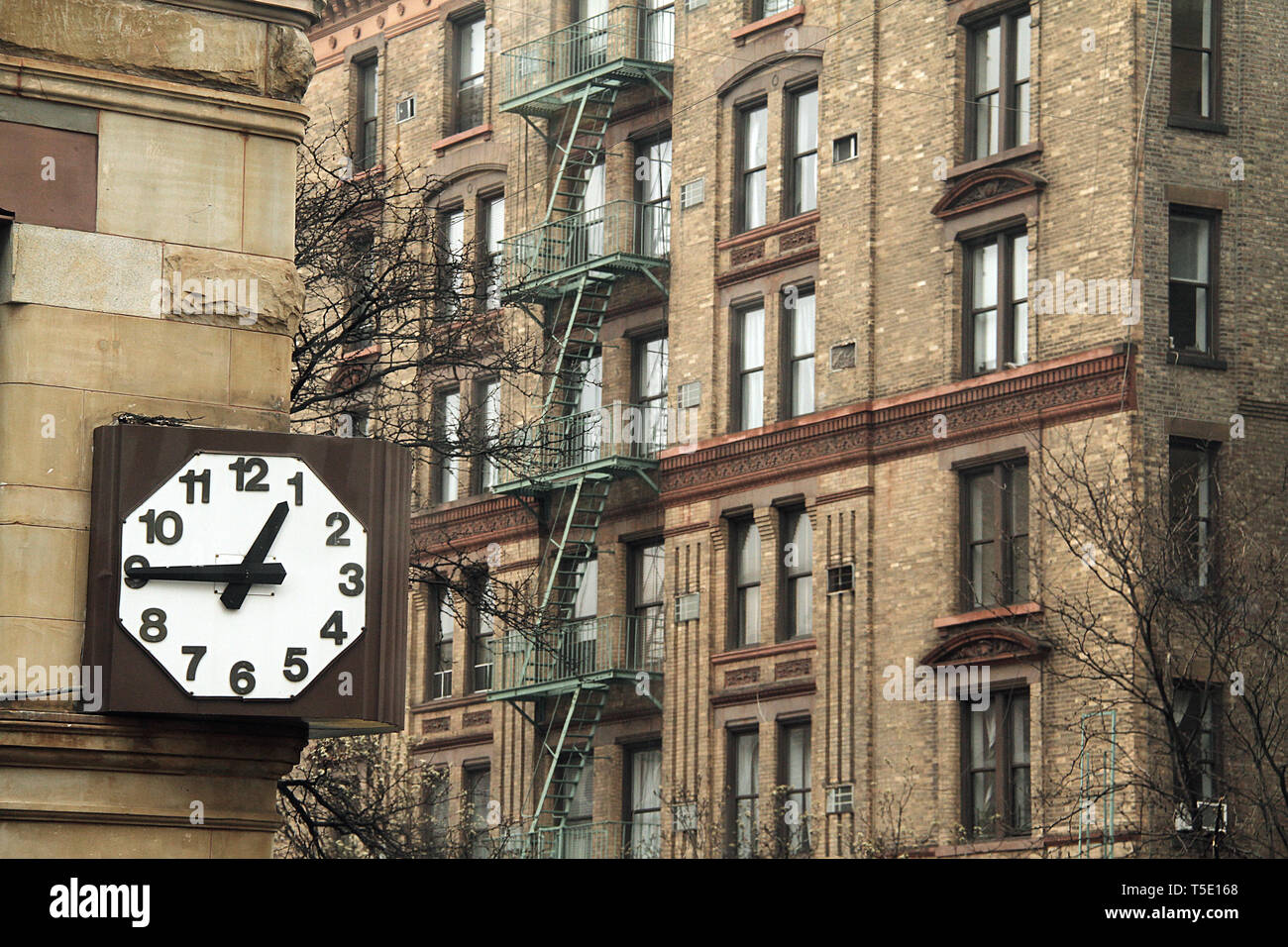 New york building clock hi-res stock photography and images - Alamy
