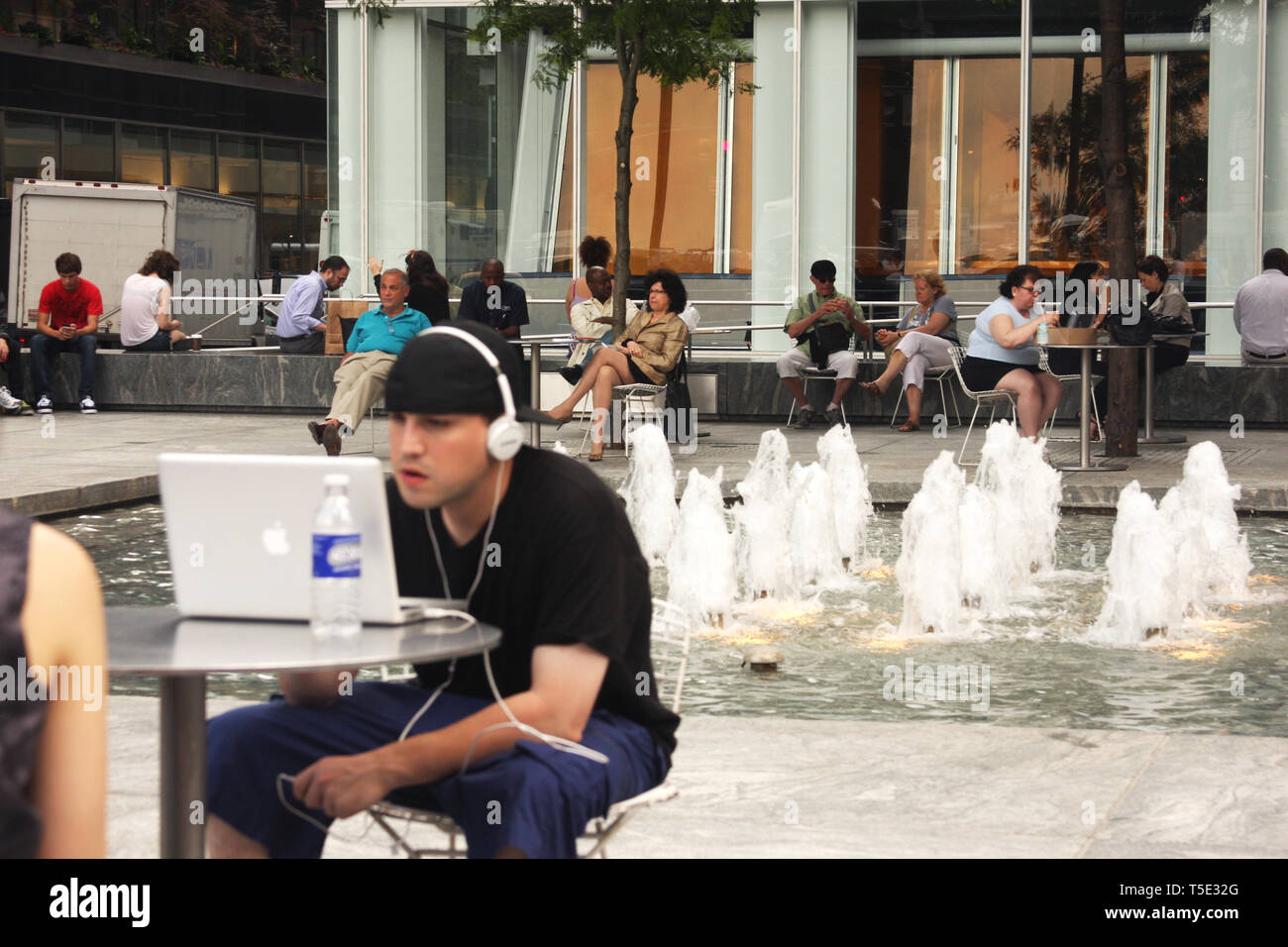 People sitting around water fountain hi-res stock photography and ...
