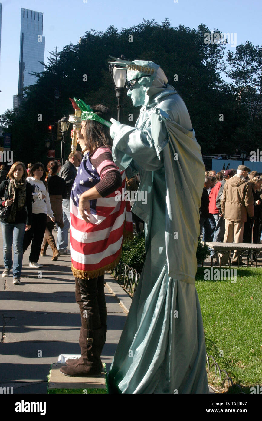 Statue of liberty costume hi-res stock photography and images - Alamy