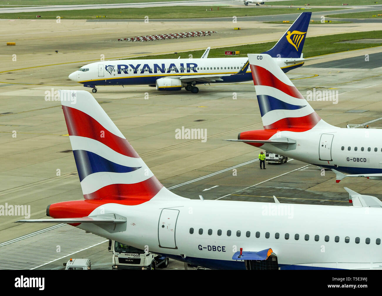 Ryanair plane tail hi-res stock photography and images - Alamy
