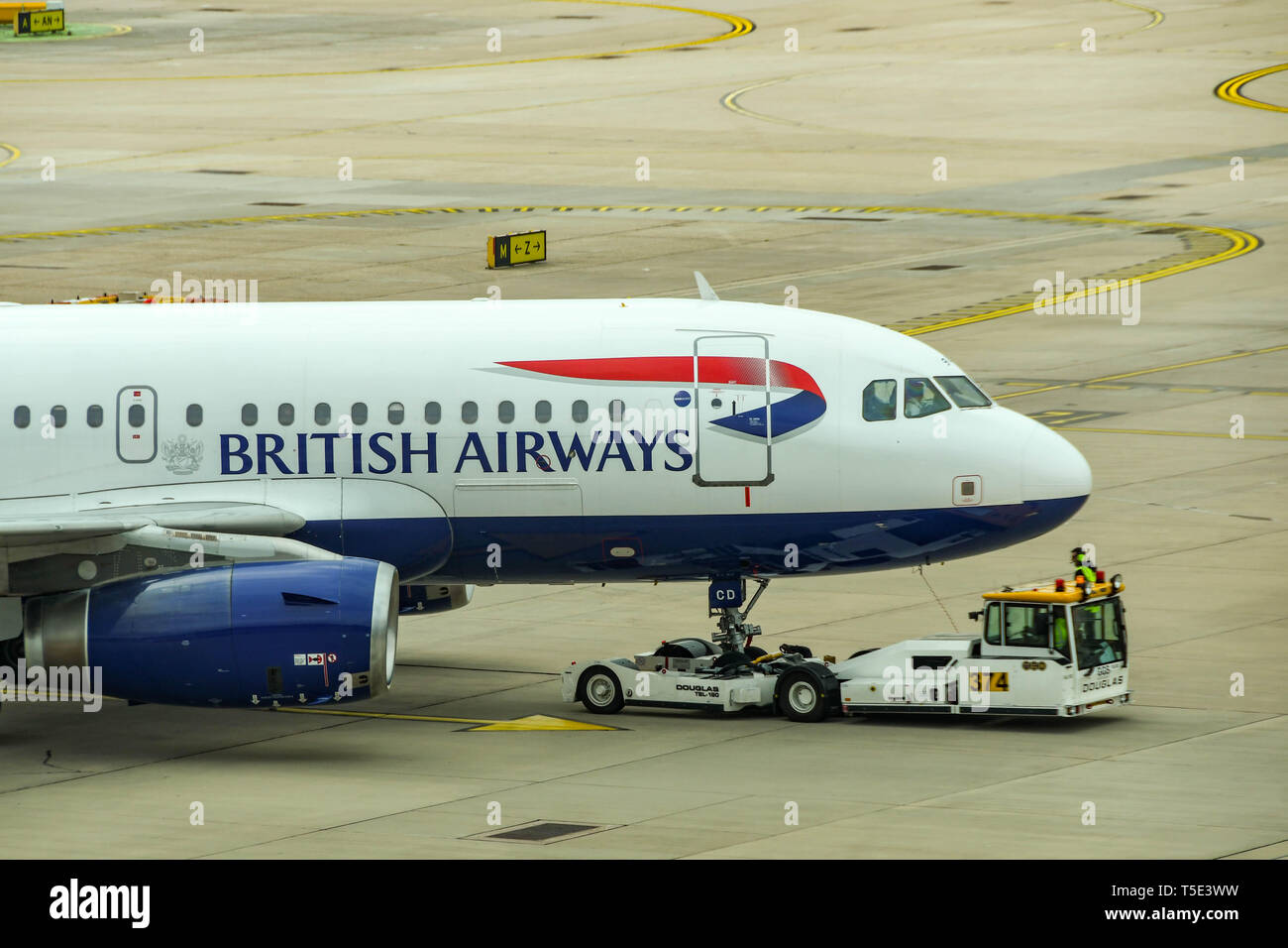 Pushback plane hi-res stock photography and images - Alamy