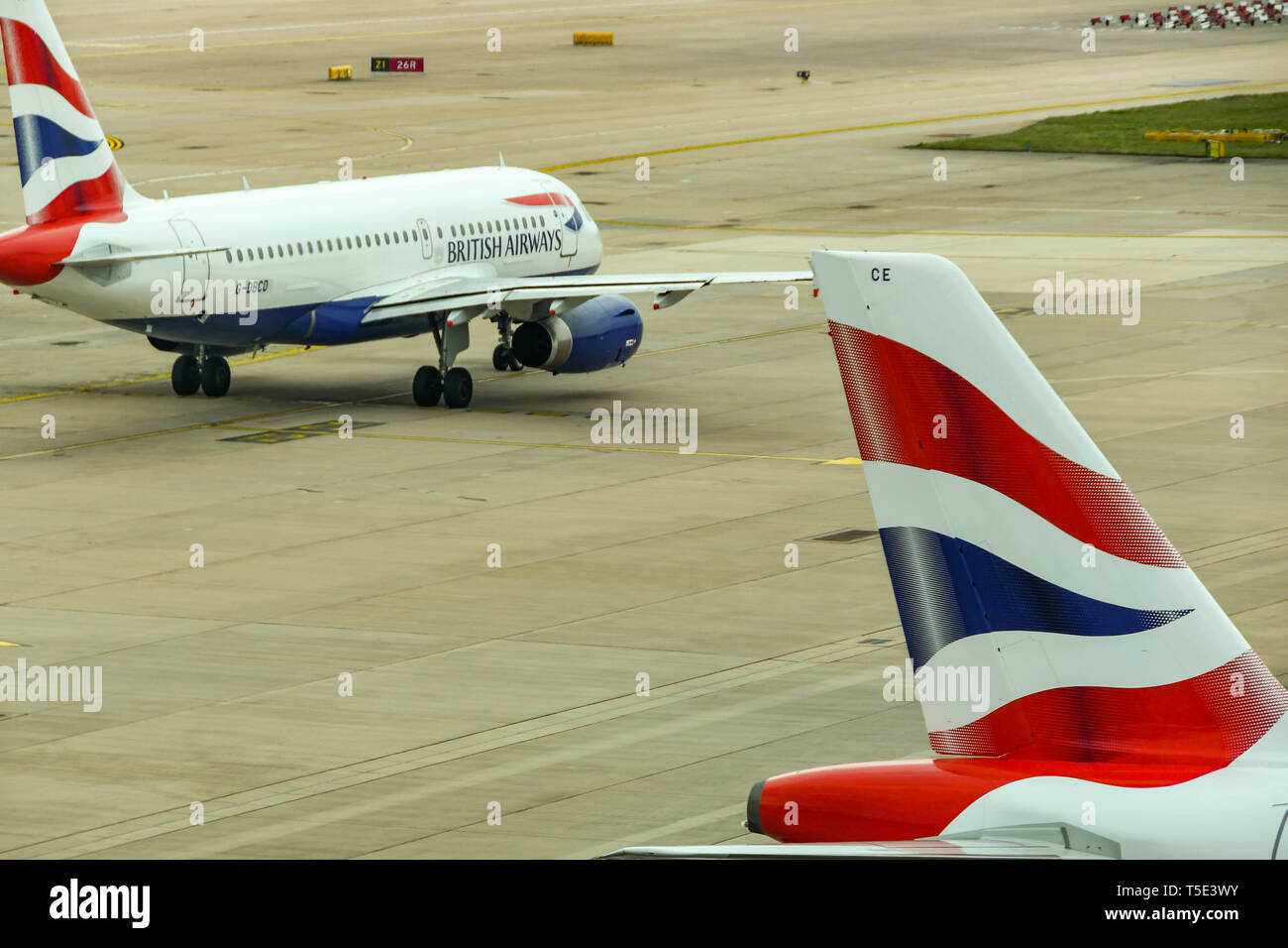 Logo british airways on tail hi-res stock photography and images - Alamy