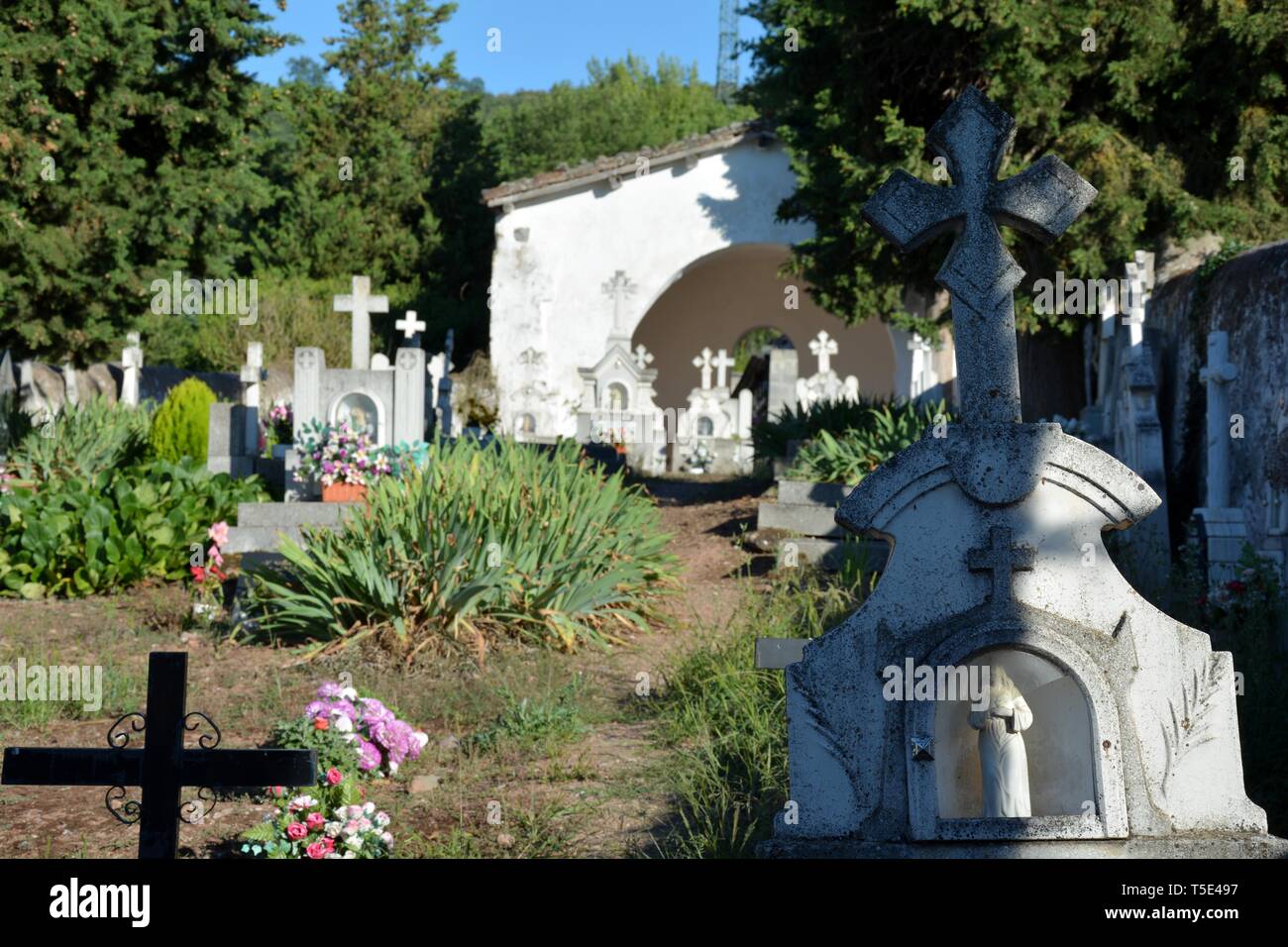 Grave tomb graves tombs hi-res stock photography and images - Alamy
