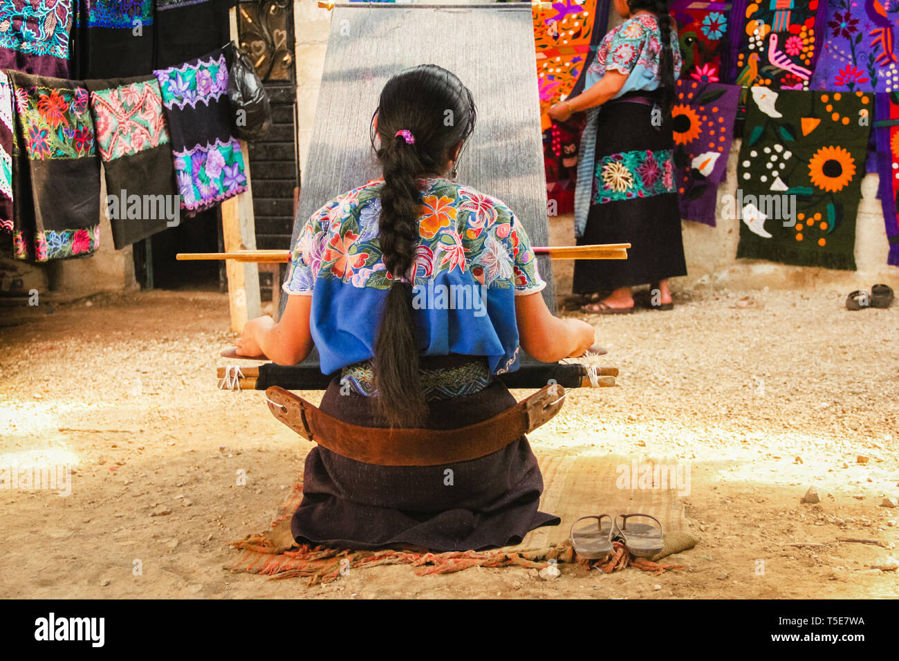 Mexican woman working loom in Chiapas Mexico Stock Photo - Alamy
