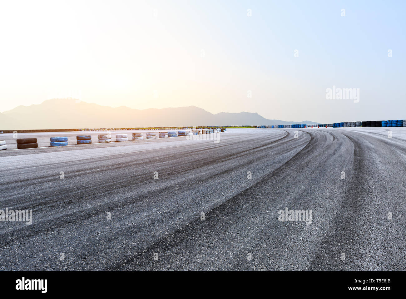 Empty asphalt race track ground and mountains landscape Stock Photo - Alamy