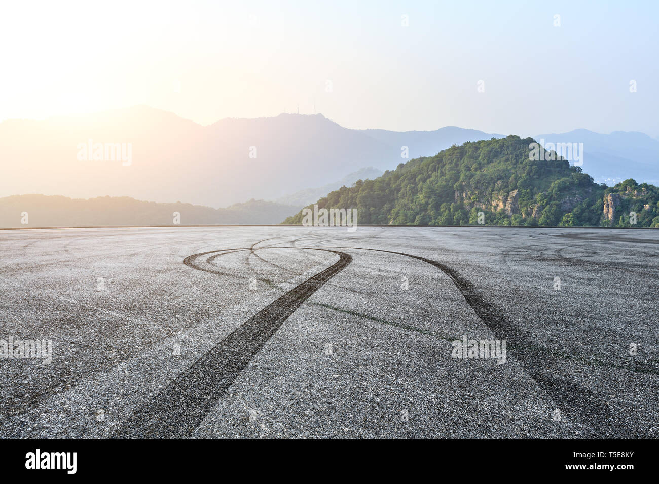 Empty asphalt race track ground and mountains landscape Stock Photo - Alamy