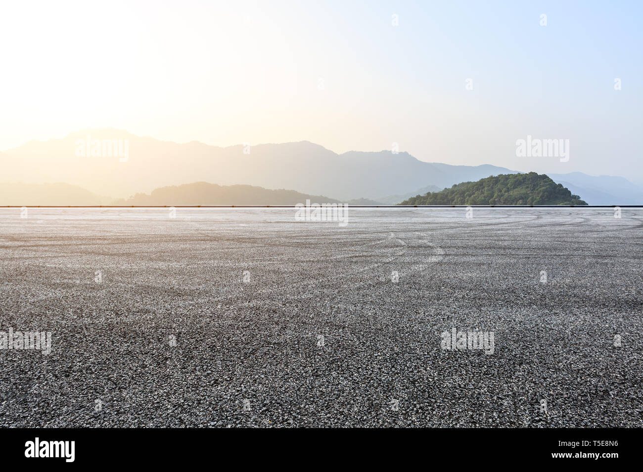 Empty asphalt race track ground and mountains landscape Stock Photo - Alamy