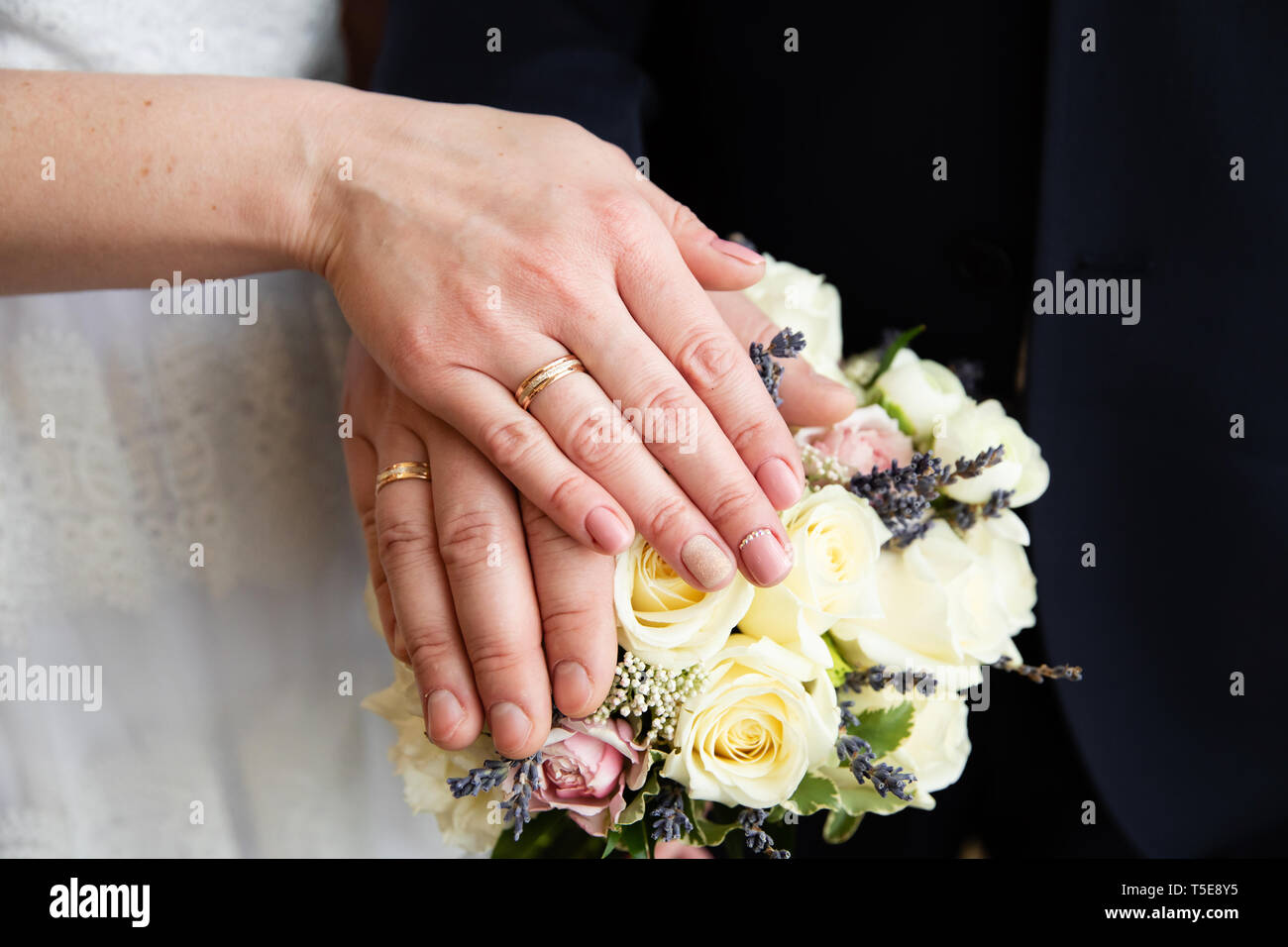 Wedding couple hands with wedding rings Stock Photo - Alamy