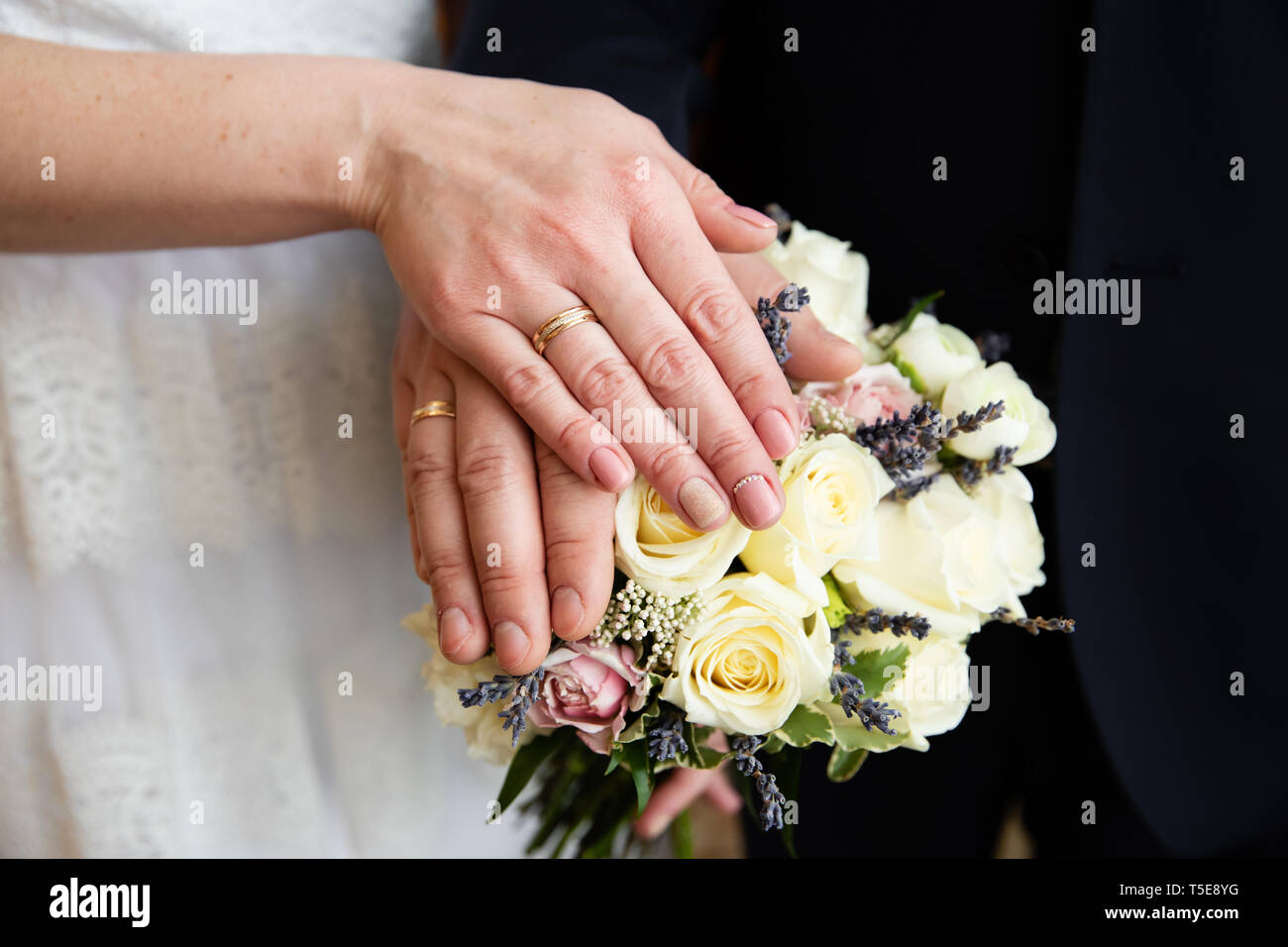 Wedding couple hands with wedding rings Stock Photo - Alamy