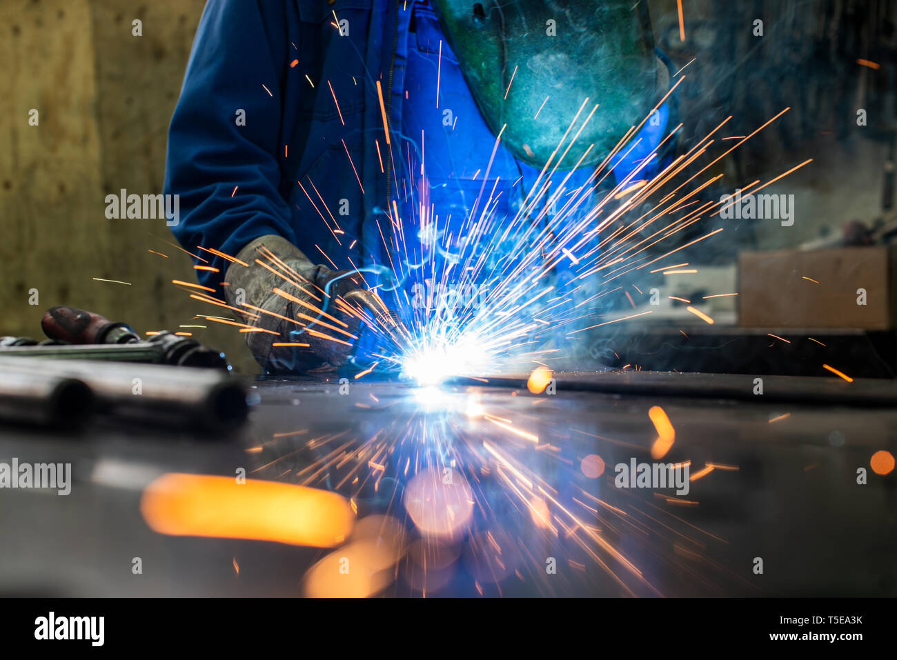 Welder in workshop welding hi-res stock photography and images - Alamy