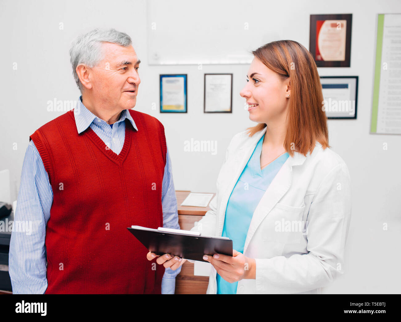 Elderly male patient and doctor hi-res stock photography and images - Alamy
