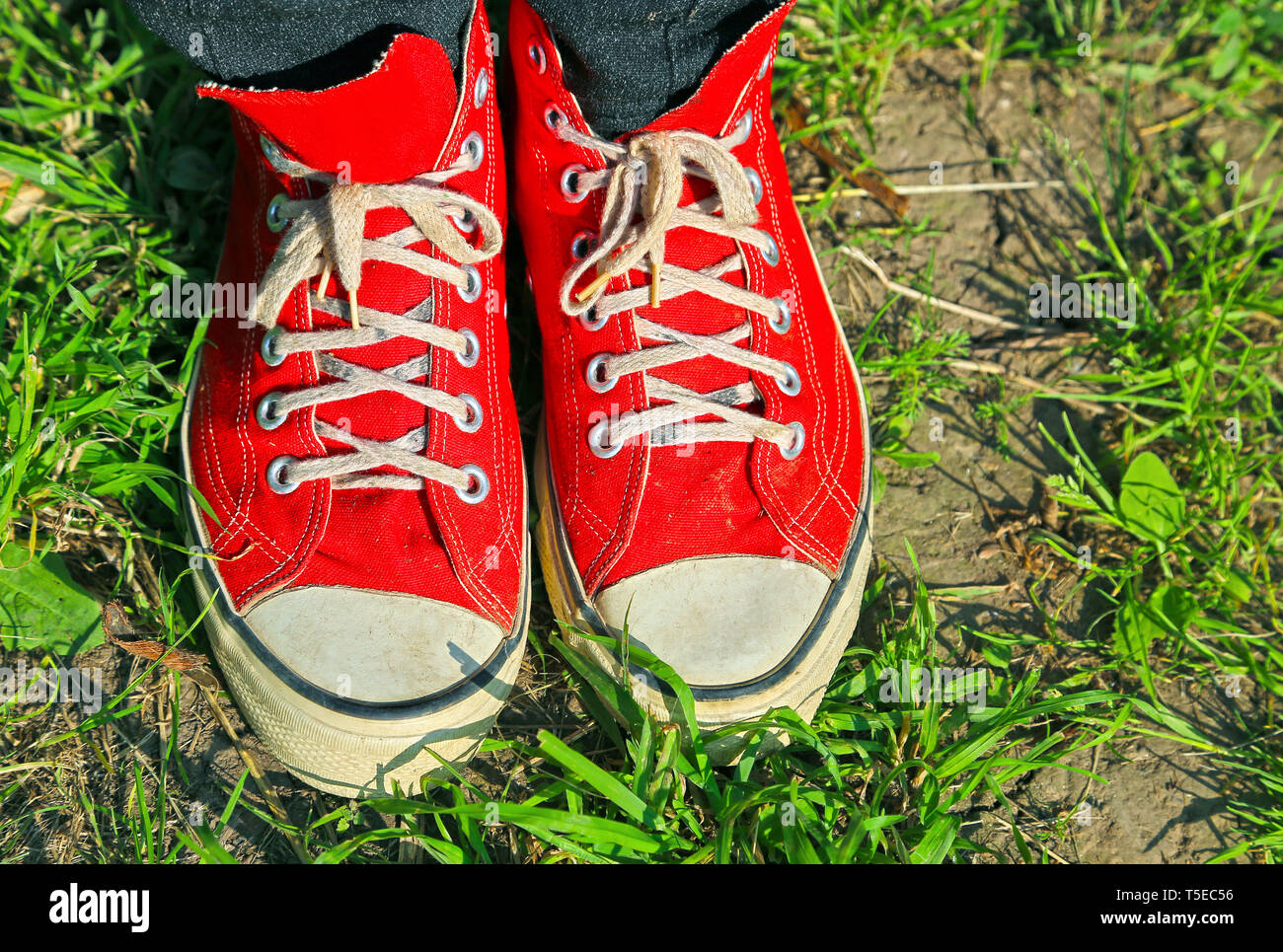 Red feet hi-res stock photography and images - Alamy