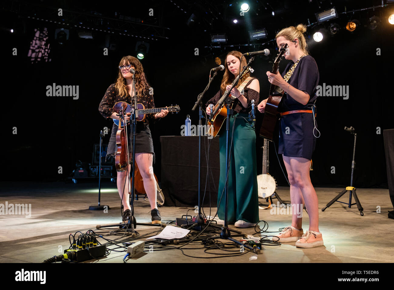 Sarah jarosz hi-res stock photography and images - Alamy