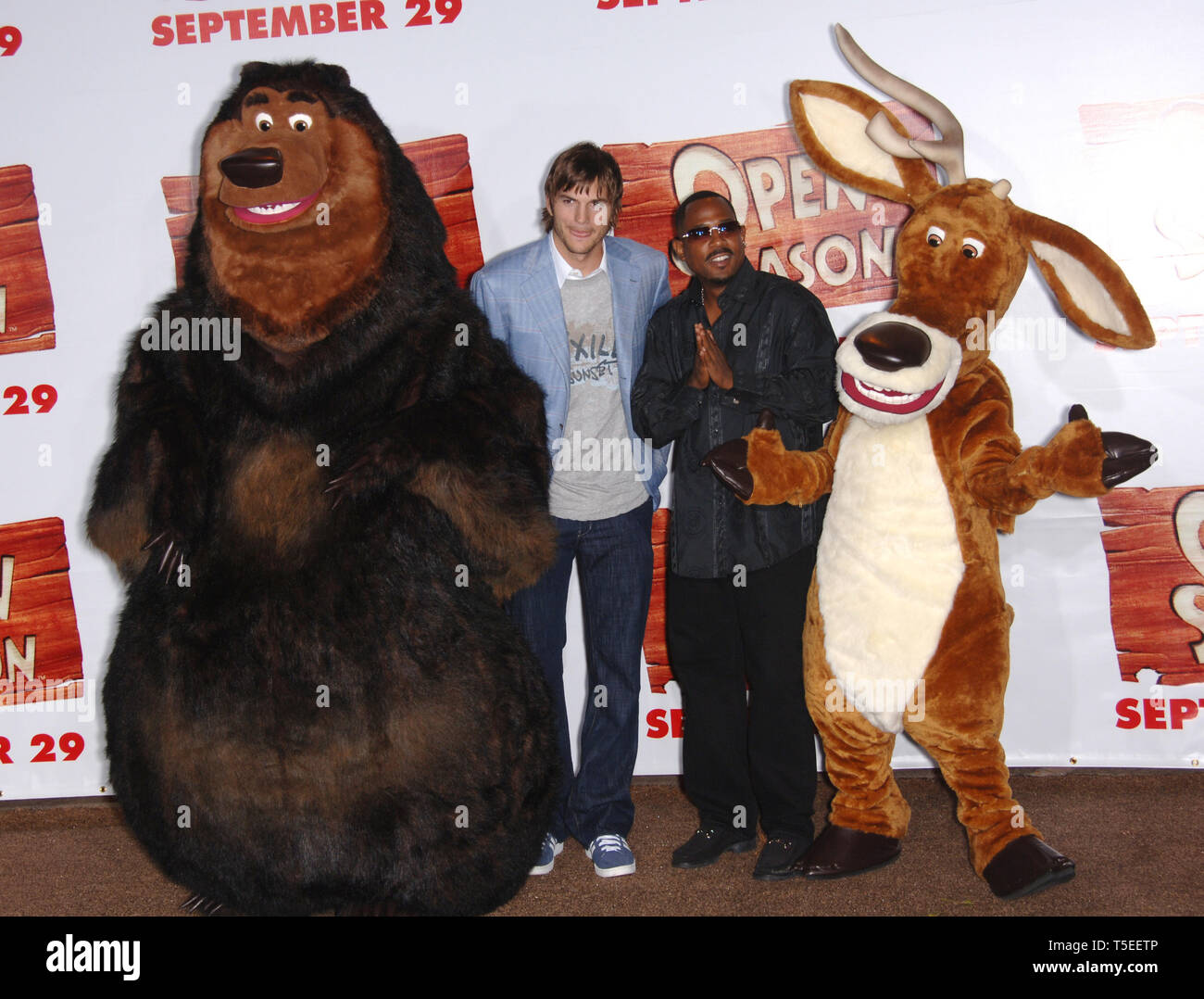 LOS ANGELES, CA. September 25, 2006: Actors ASHTON KUTCHER (left ...