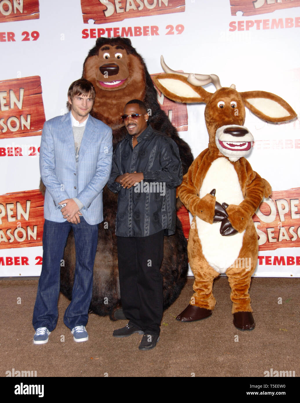 LOS ANGELES, CA. September 25, 2006: Actors ASHTON KUTCHER (left ...
